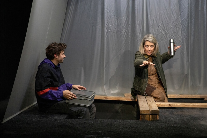 Exclusif Magazine : sous la peau Au Théâtre Le Poche